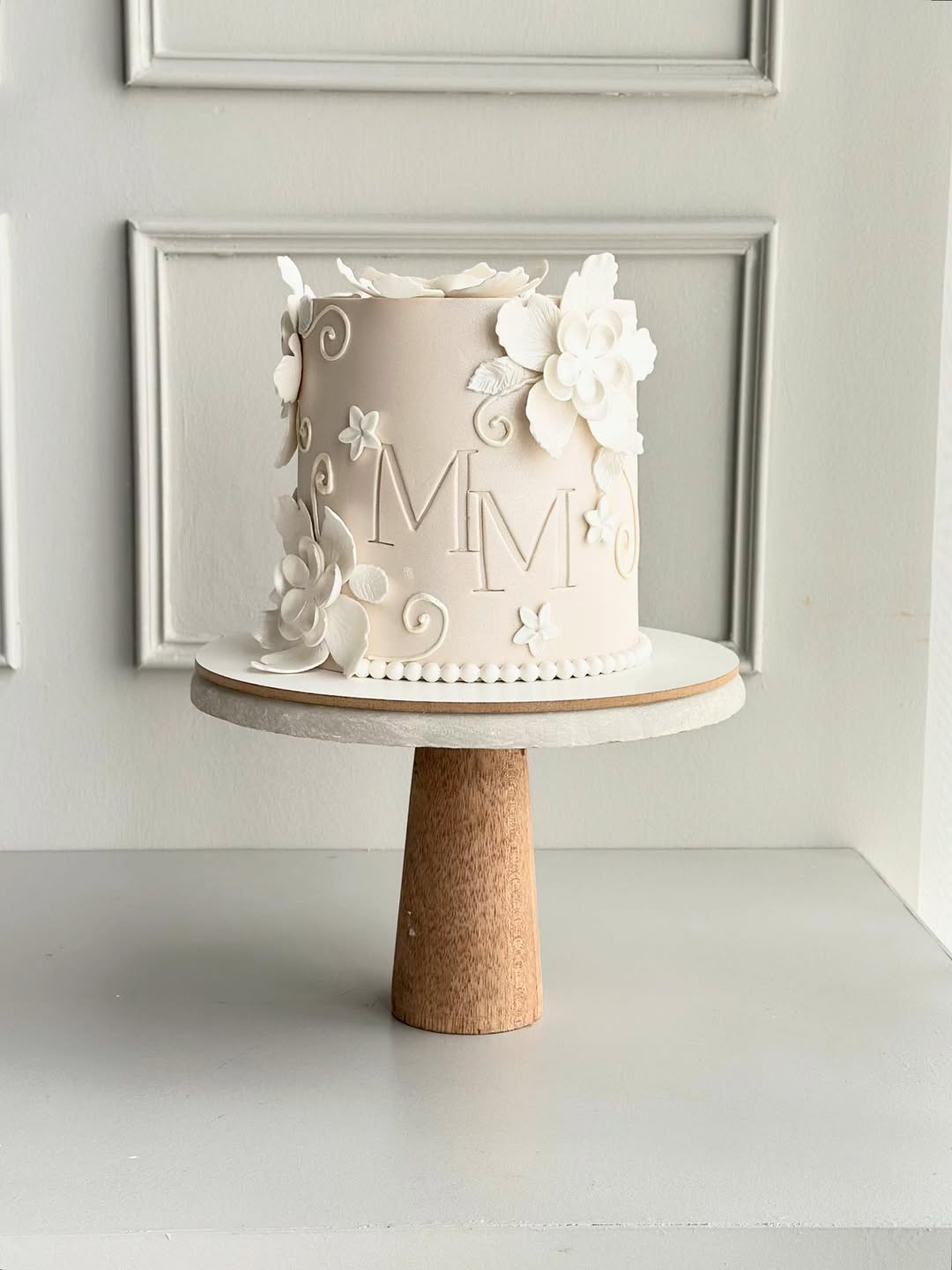 18 Aesthetic Cake Design Ideas (2026) - Oh My Gut